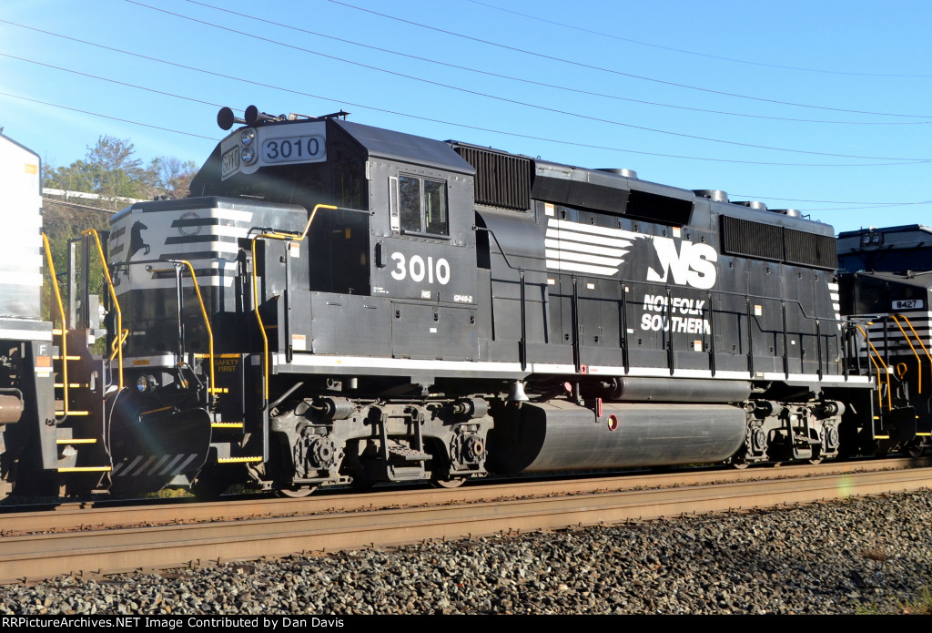 NS GP40-2 3010 former CR trails third out on 34A